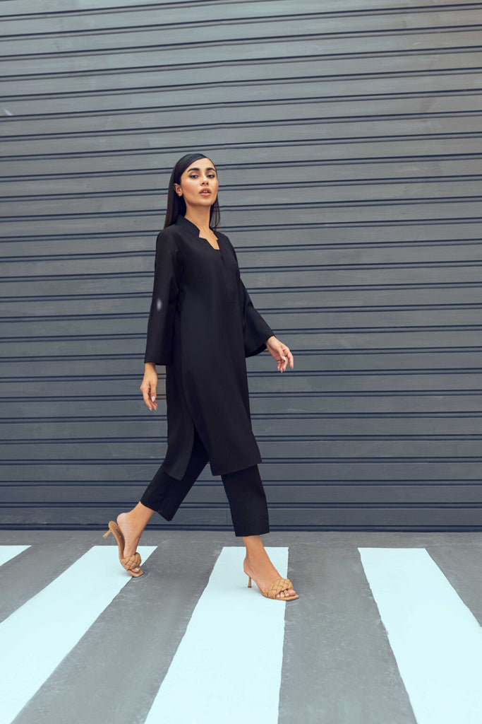 Essential Black – Solids International